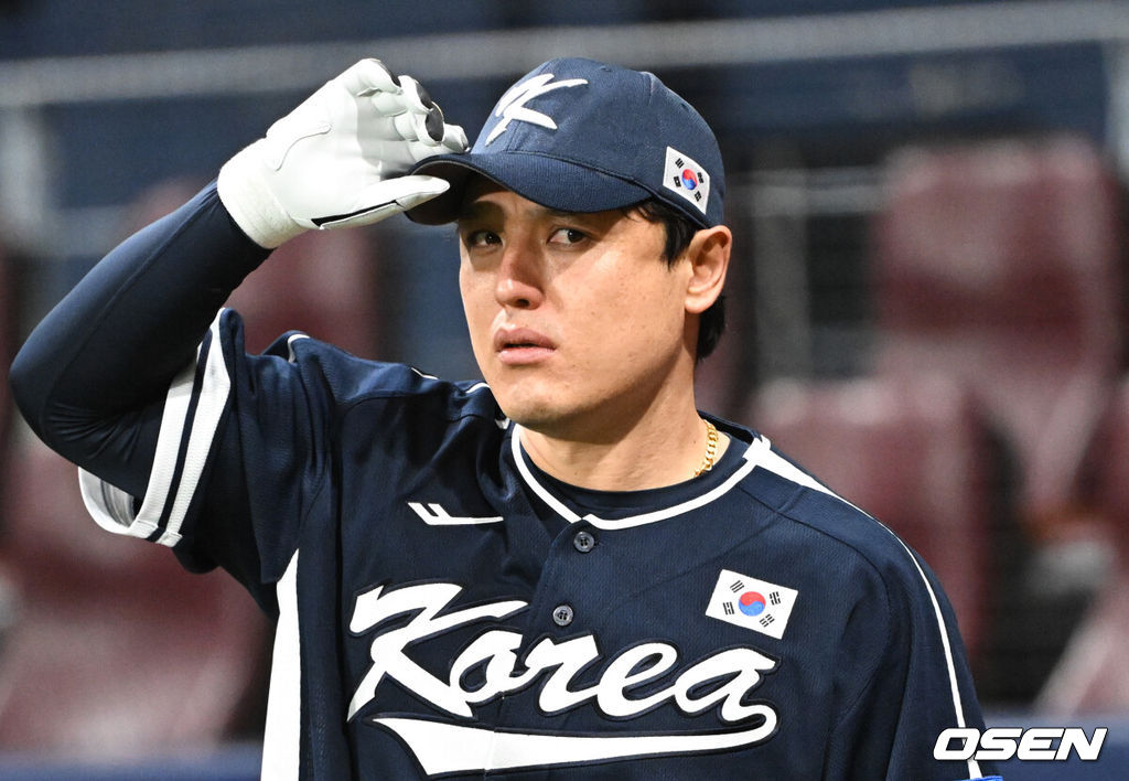 ‘KS MVP→롤렉스 시계 선물’ 김현수 함박웃음, 투수들은 그저 부럽다 “3승 아니면 7G 등판해야 받을 수 있을까” [오!쎈 고척] - OSEN