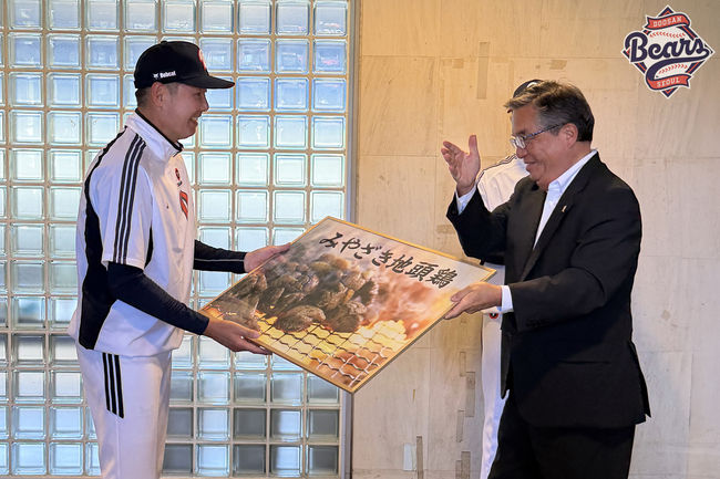돼지고기 20kg+토종닭 10kg…두산 힘내라, 日미야자키현 특산물 선물 받았다 “환영 느껴져” - OSEN