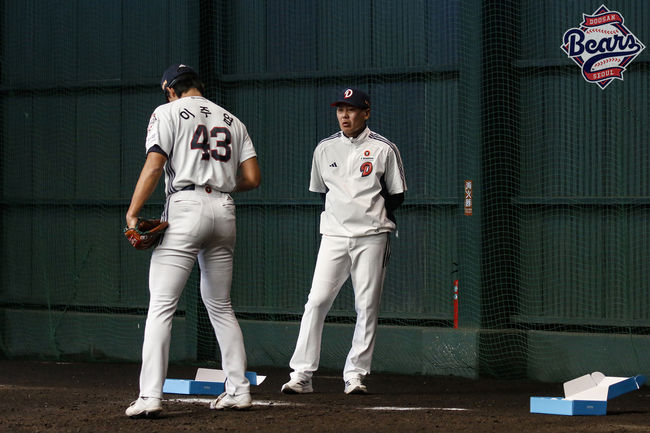 두산 지옥훈련 성과, KS 준우승팀 상대로 확인한다→사령탑 또 강력 메시지 “홈런 맞아도 OK, 스트라이크 던져라” [오!쎈 미야자키] - OSEN