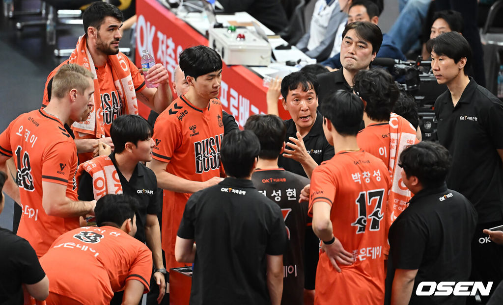 야쿱 개인 최다 26점 폭격, KB손보 선두 탈환, 대한항공-현대캐피탈 2강 구도 균열 내나 - OSEN