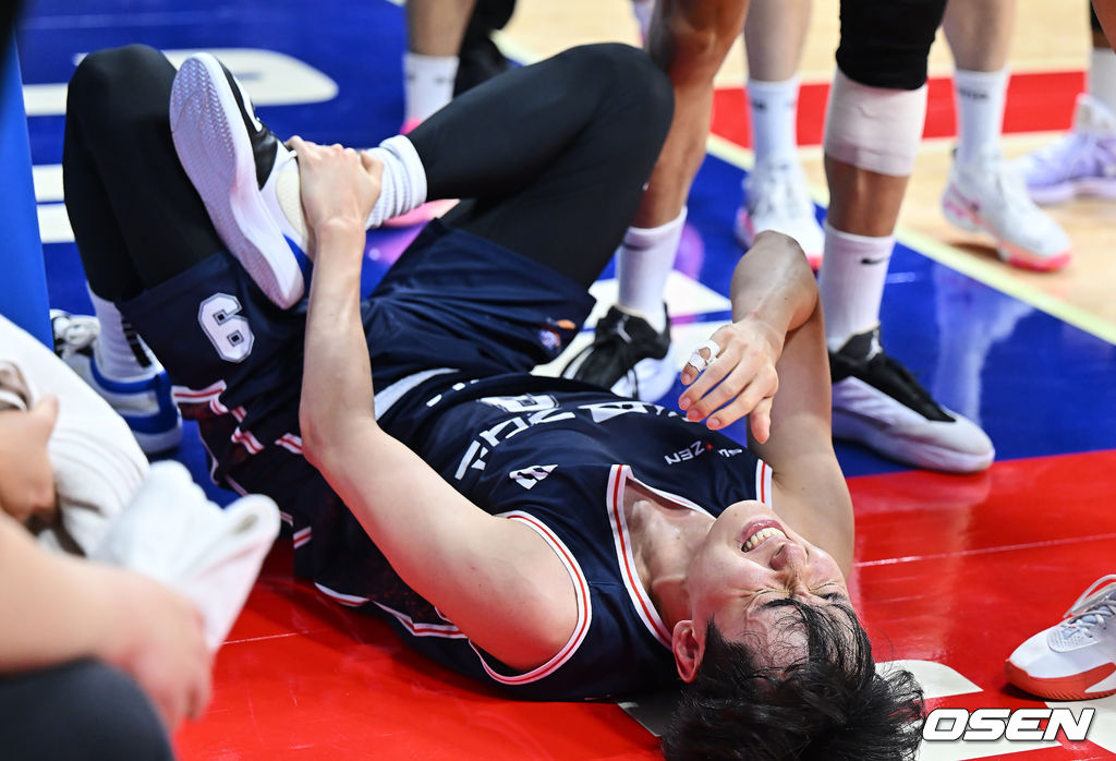 [사진] 송교창, 발목 부상 통증 호소 - OSEN