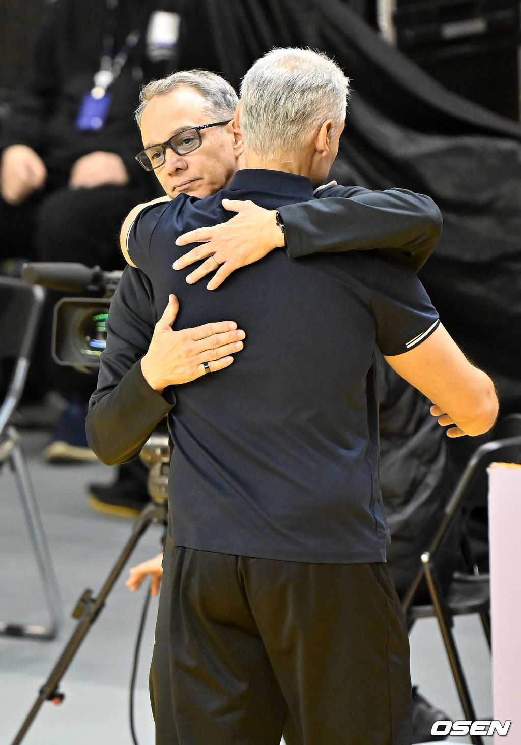 [사진]마우리시오 감독-레오나르도 감독,'뜨거운 포옹' - OSEN