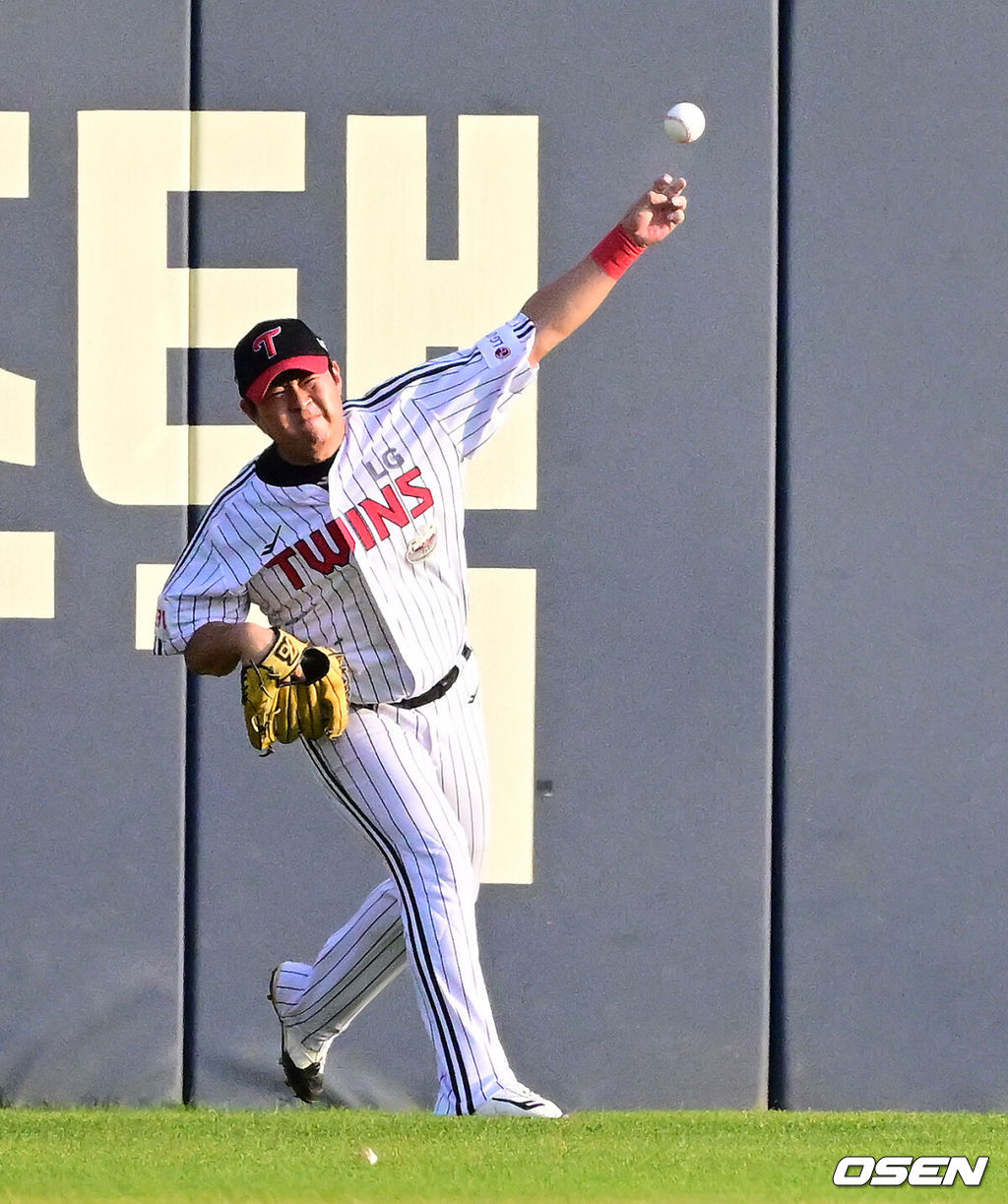 우승 축제날 박수 받으며 떠나다, 왜 29세 은퇴 결정했나...1R 외야수 "후회는 없다. 최선 다하는 지도자 되겠다" [현장 인터뷰] - OSEN