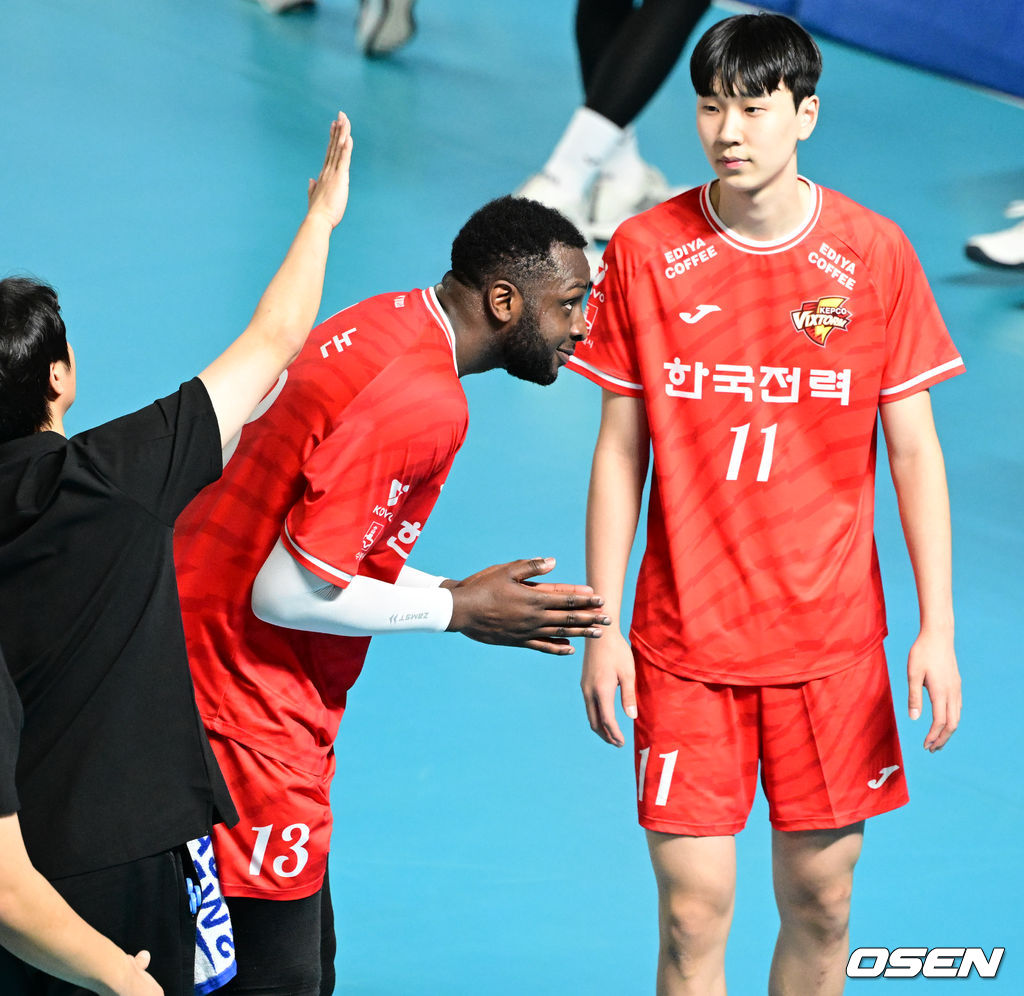 [사진]허리숙여 팬들에게 인사하는 베논 - OSEN