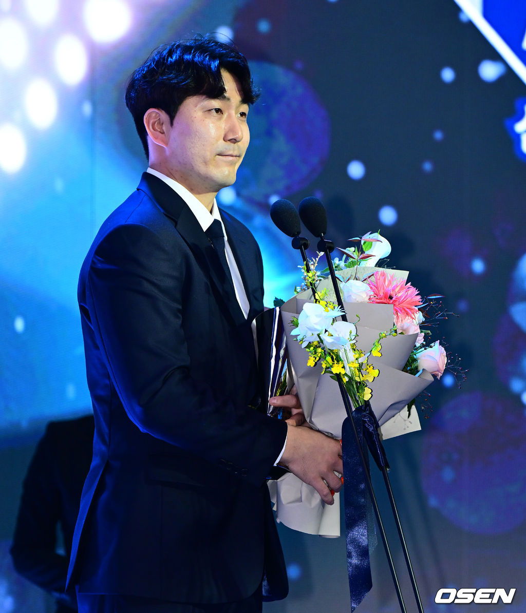 [사진]퓨처스리그 남부리그 평균자책점상, 승리상 수상한 KT 조이현 - OSEN