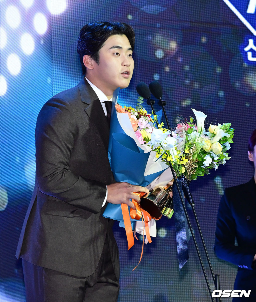 [사진]KBO 세이브상 수상한 KT 박영현 - OSEN