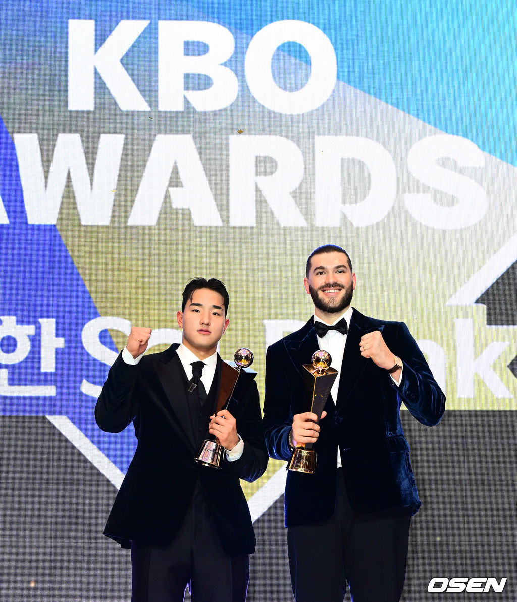 [사진]안현민-폰세, 신인상-MVP 파이팅 - OSEN