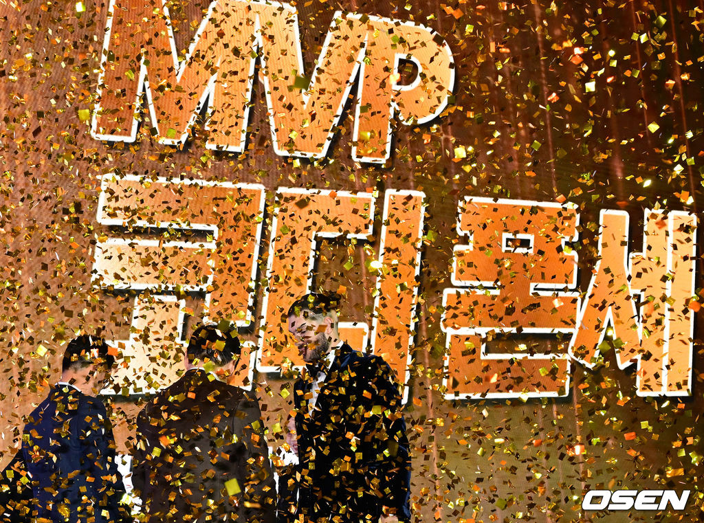 [사진]코디 폰세, MVP 꽃가루 - OSEN