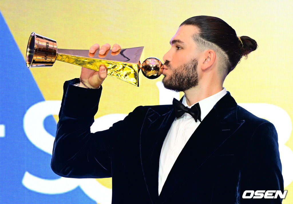 “다음에 LG 트윈스 팔로우해볼까” 폰세의 해명, SF 팔로우→ML 복귀설 “의미없다” [현장 인터뷰] - OSEN