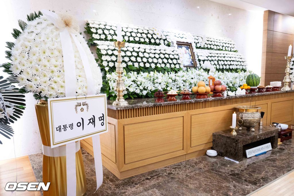 [사진] 故 이순재 빈소에 놓여진 이재명 대통령 근조화환 - OSEN