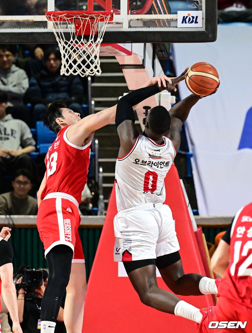 [사진]오브라이언트에 바스켓카운트 허용한 김형빈 - OSEN