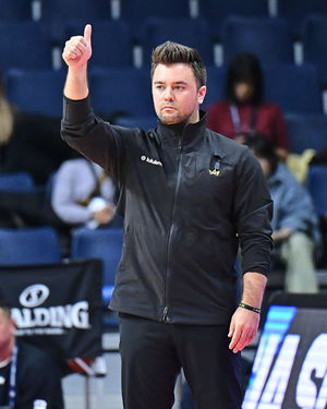 [사진] 리드 늘어나자 엄지척 하는 뉴 타이베이 킹스 Ryan Marchand 감독 - OSEN