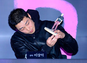 [사진]유인수 피규어 살피는 이상덕 감독 - OSEN